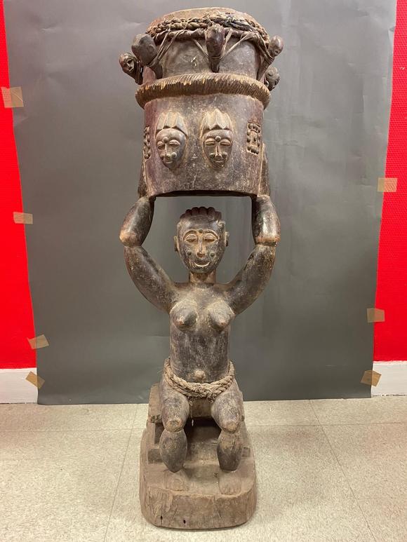 Belle statue féminine à l’allure grave et fière évoquant un personnage ...